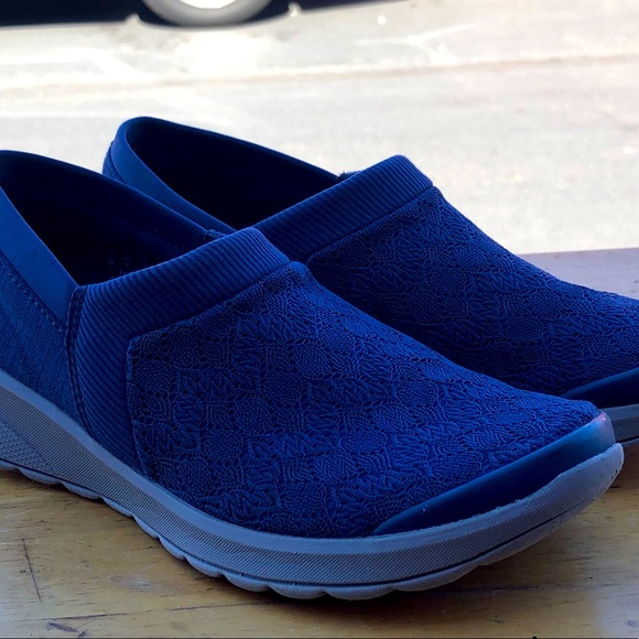 Bzees | Shoes | Bzees Casual Slip On Arch Support Comfort Shoes Navy ...